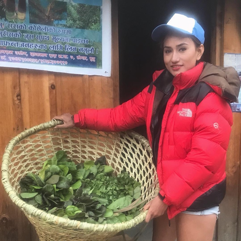 Prem Geet 2 actress Aslesha shows how to build a hot, curvy and ...